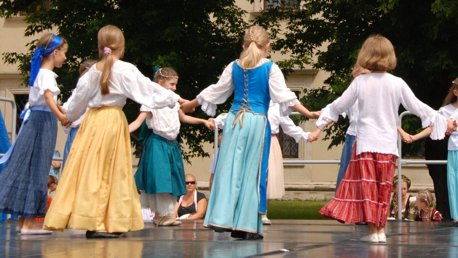 Children's Group Dances: Beginners Guide and Expert Tips - ononestudios.com